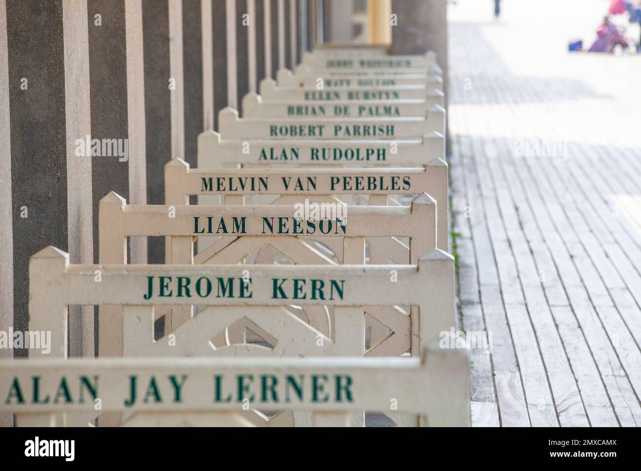 Die Strandpromenade "Les Planches" von Deauville mit den Kabinen für ...