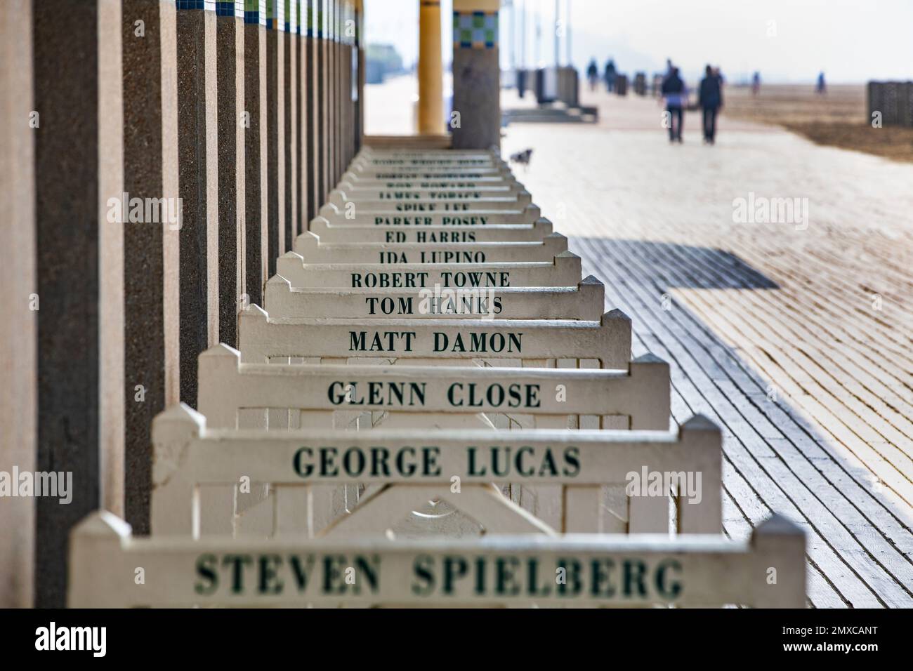 Die Strandpromenade "Les Planches" von Deauville mit den Kabinen für ...
