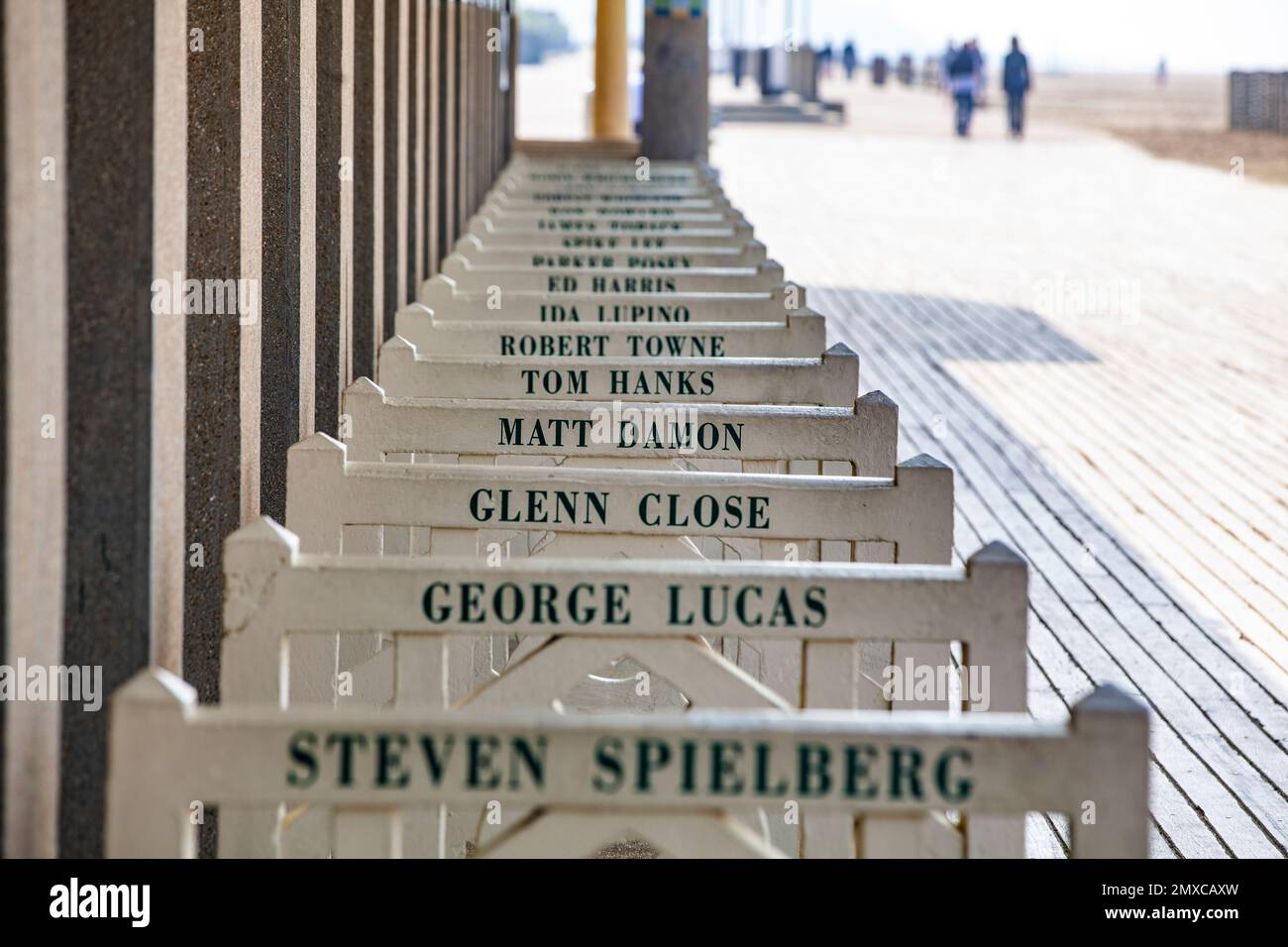 Die Strandpromenade "Les Planches" von Deauville mit den Kabinen für ...