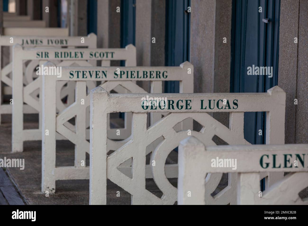 Die Strandpromenade "Les Planches" von Deauville mit den Kabinen für ...