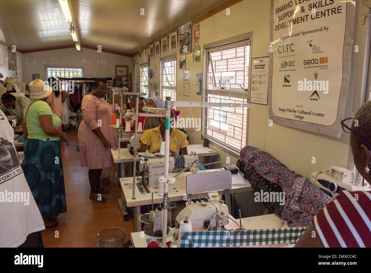 Kapstadt, South Africa. 27th Jan, 2023. Women work on sewing machines ...