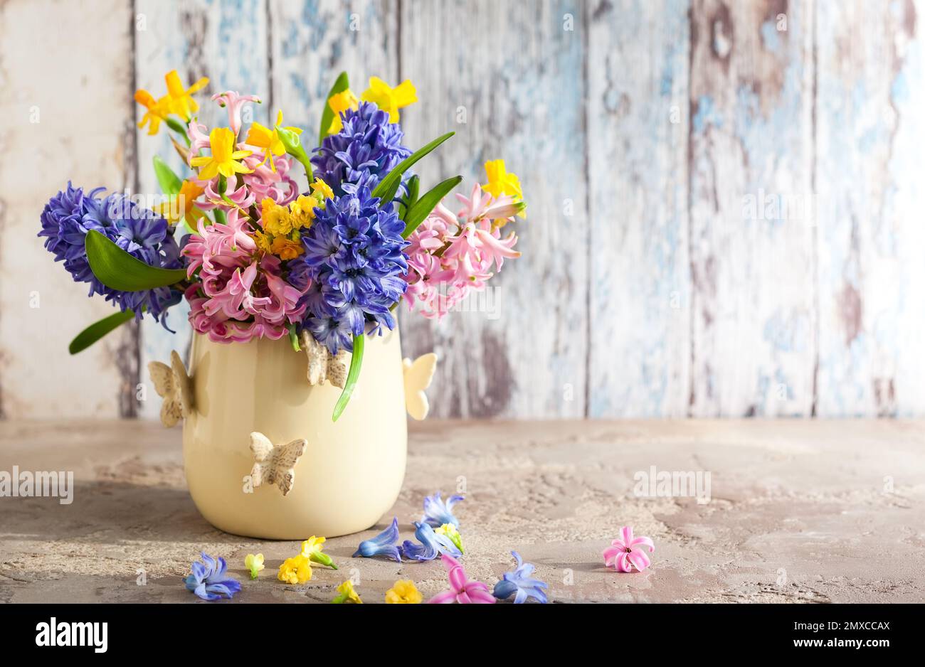 Beautiful spring flowers in vase hi-res stock photography and images ...