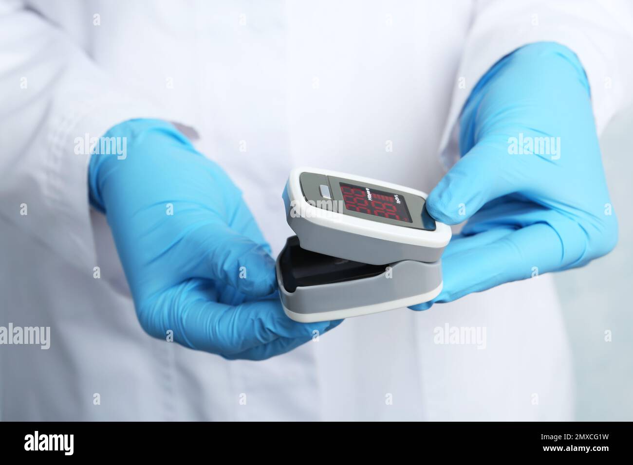 Pulse oximetry doctor hi-res stock photography and images - Alamy