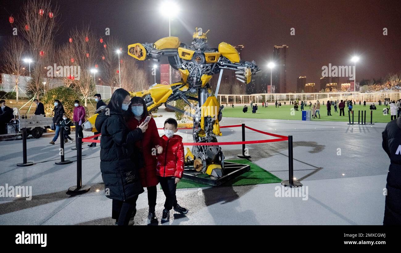 Giant Transformers attract people to visit in Qujiang E-sports ...