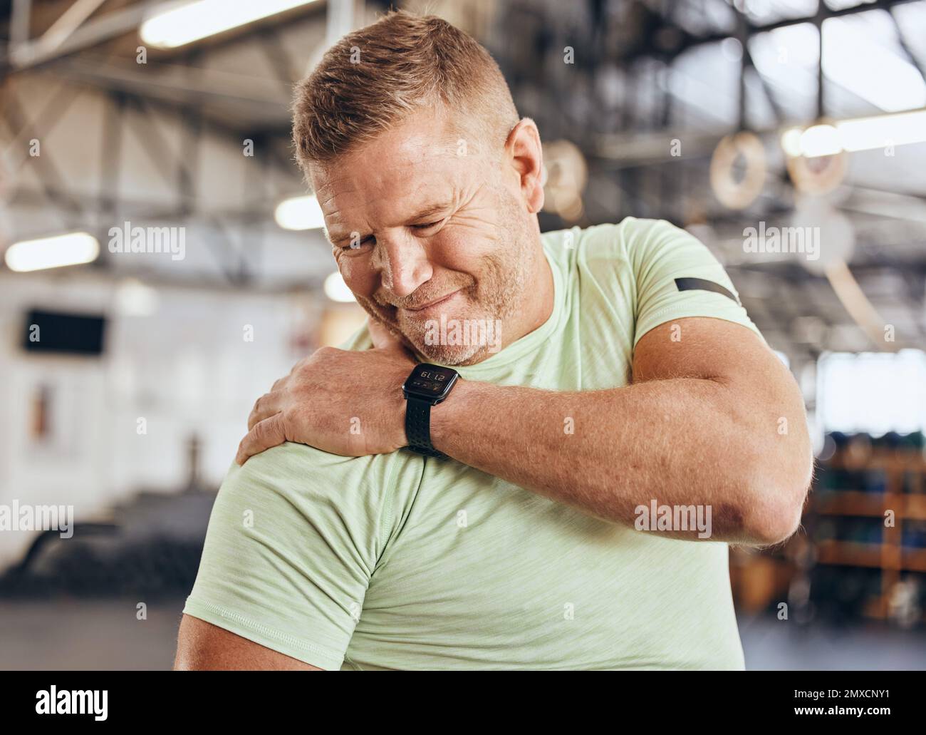 Fitness shoulder pain mature hi-res stock photography and images - Alamy