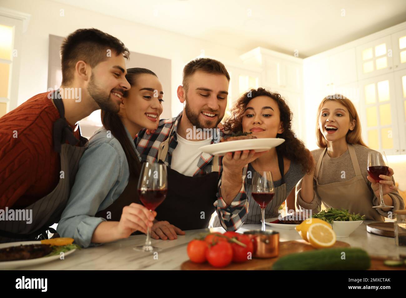Friends in cooking class hi-res stock photography and images - Alamy