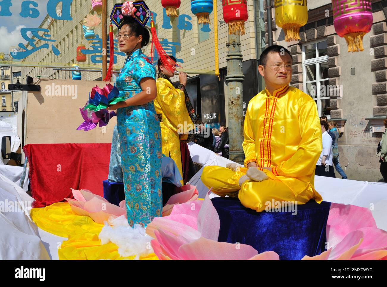 Chinese gong chinese culture hi-res stock photography and images - Alamy