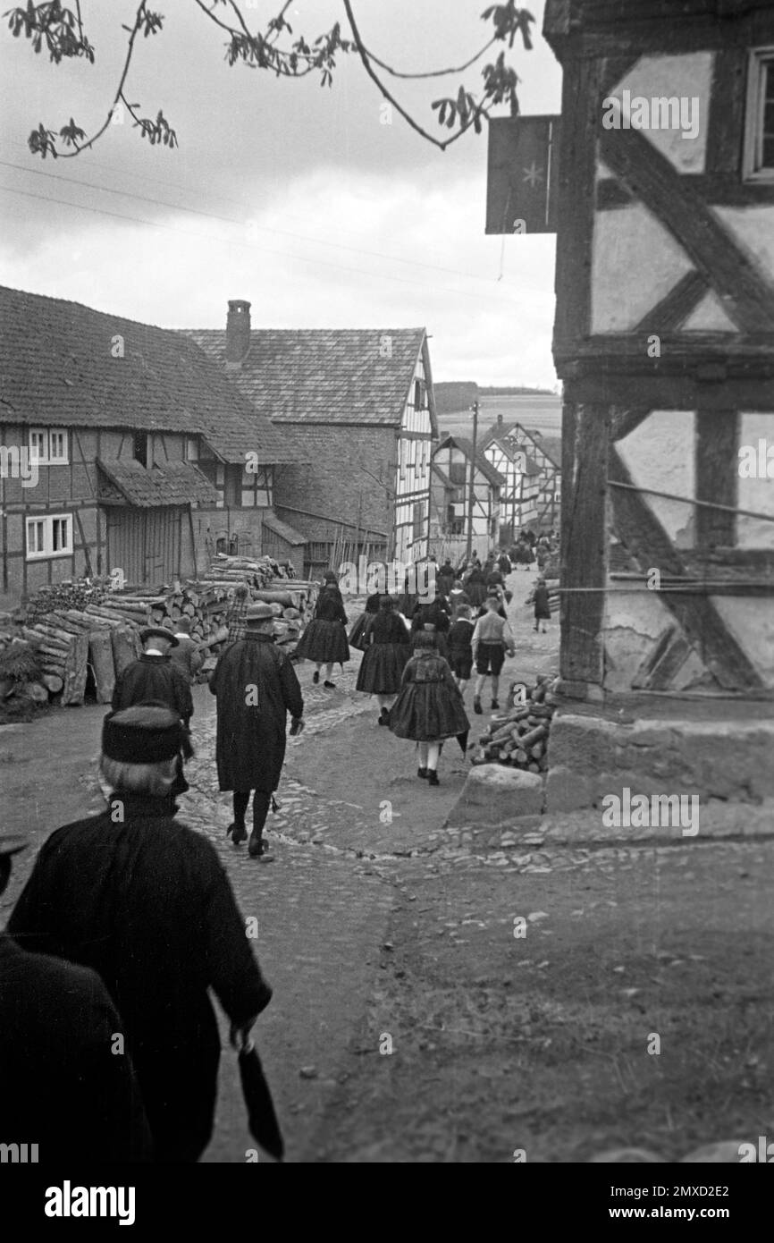 Menschen im kreis Black and White Stock Photos & Images - Alamy