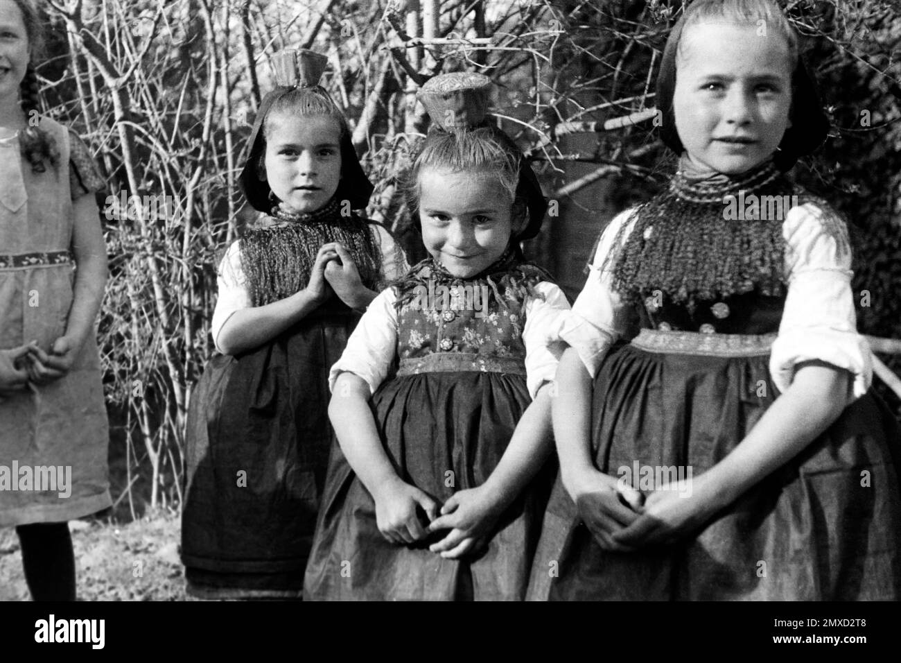 Mädchen in Tracht am Ostersonntag, Schwalm-Eder-Kreis in Hessen, 1938 ...