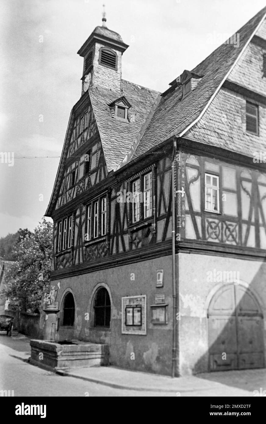 Das Alte Rathaus mit Brunnen, Seeheim-Jugenheim an der Bergstraße in ...
