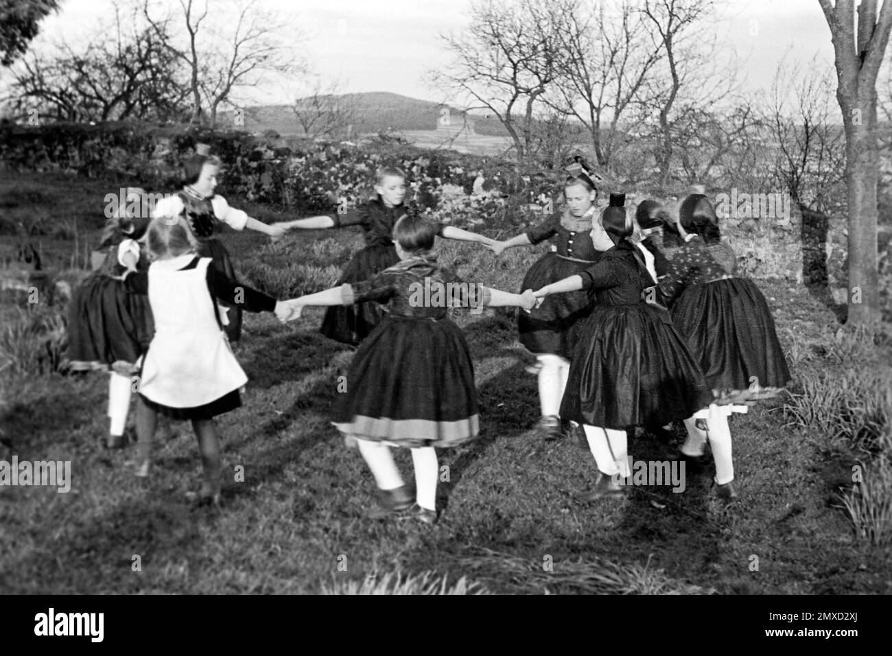 Frauen und Mädchen tanzen einen Reigen, Schwalm-Eder-Kreis in Hessen ...