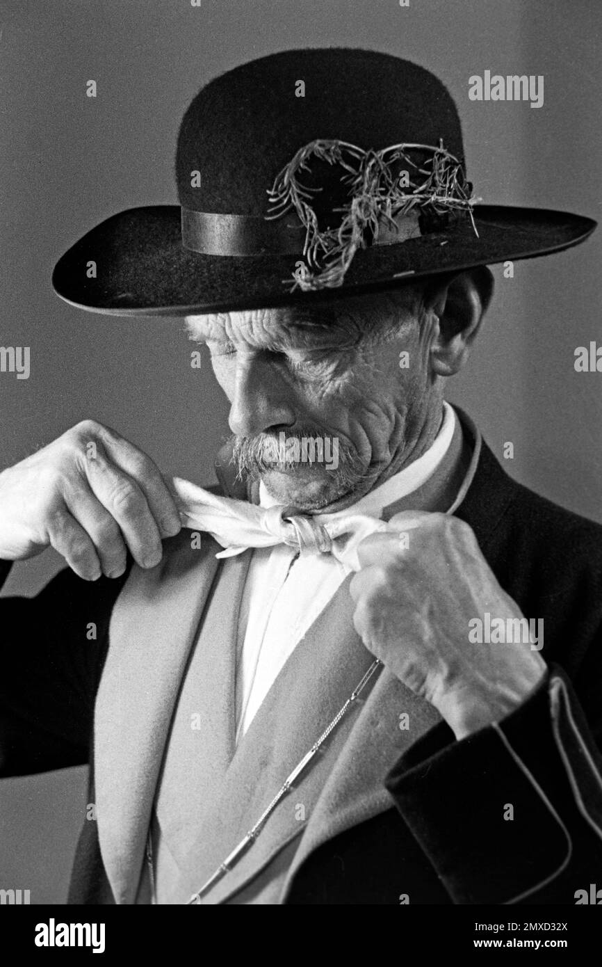 Mann mit Pfeife aus dem Hochschwarzwald in Festtagstracht, vermutlich ...