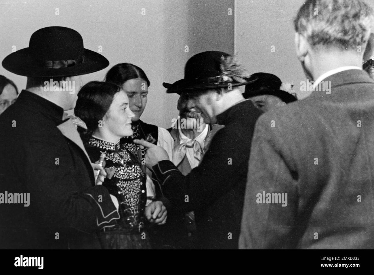 Menschen aus dem Hochschwarzwald in Festtagstracht, vermutlich zu ...