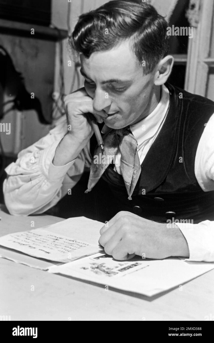 Junger Mann schreibt einen Brief an seine Angebetete, um ihn in den ...