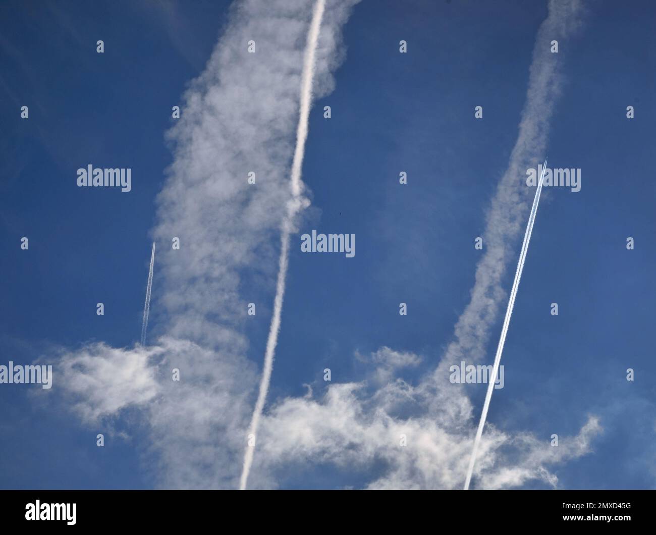 Airplane contrails climate hi-res stock photography and images - Alamy