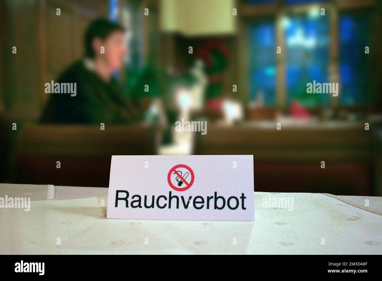 no smoking sign on a table in a restaurant Stock Photo - Alamy