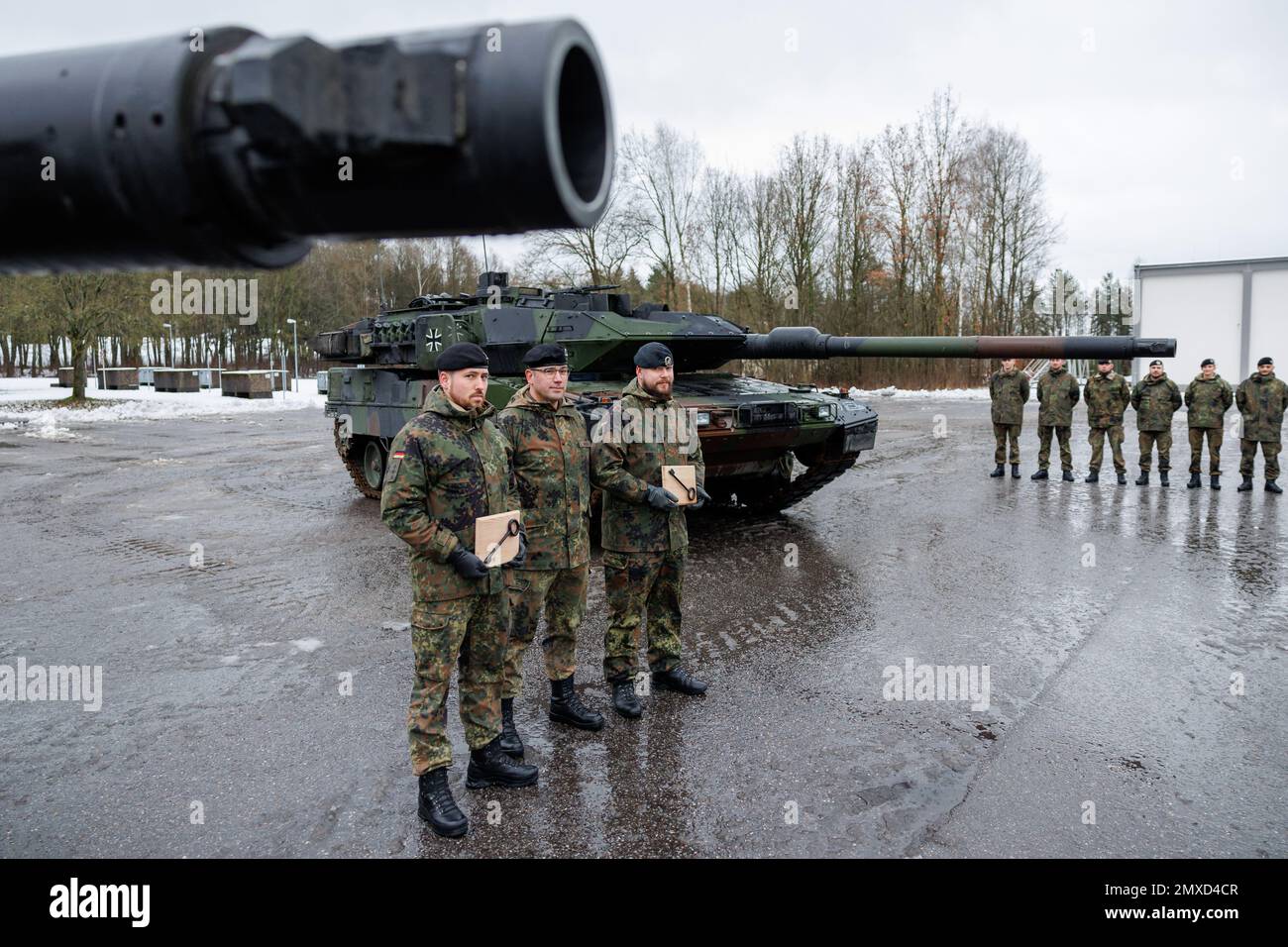 Pfreimd, Germany. 03rd Feb, 2023. Lieutenant Colonel Marek Krüger (M) stands next to the company ...