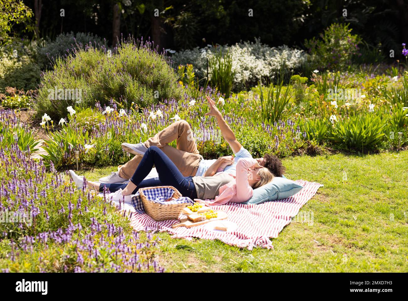 Beautiful young couple having picnic hi-res stock photography and images - Alamy