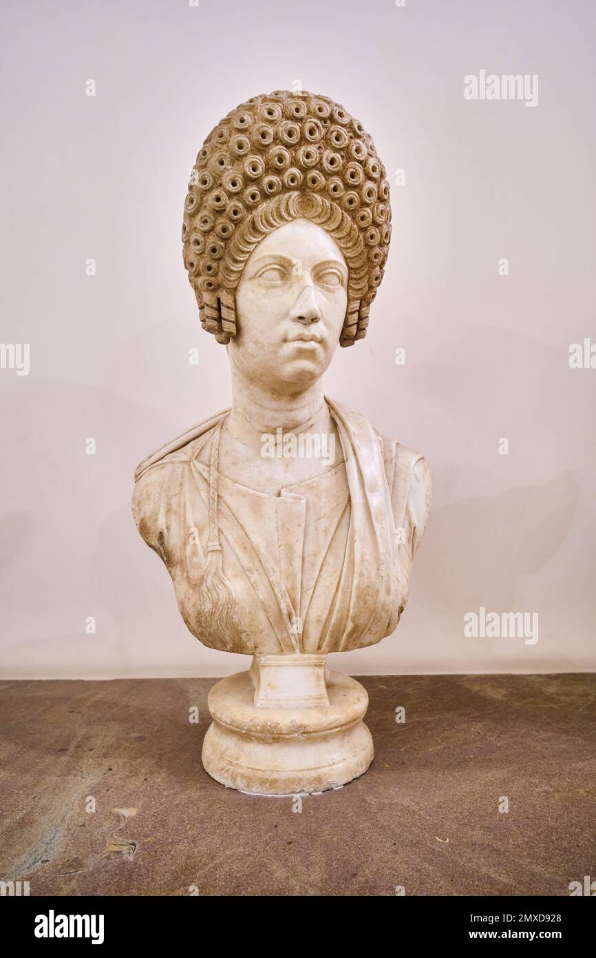 Big head statue italy hi-res stock photography and images - Alamy