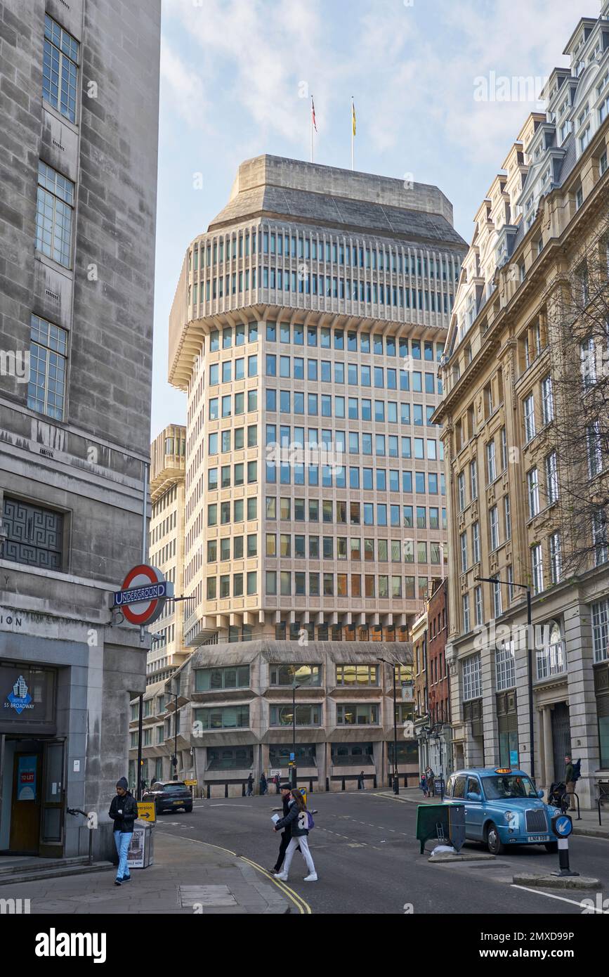 clowns kissing clowns getting married Stock Photo - Alamy