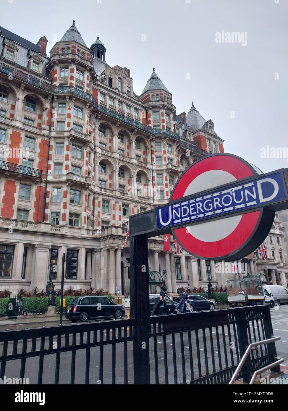 Outdoor london underground sign hi-res stock photography and images - Alamy
