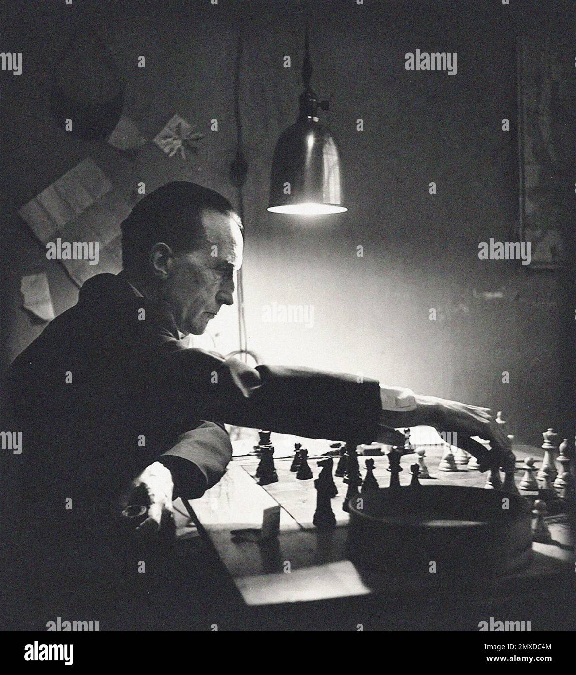 Marcel Duchamp playing chess in his studio. Museum: PRIVATE COLLECTION. Author: Kay Bell Reynal ...