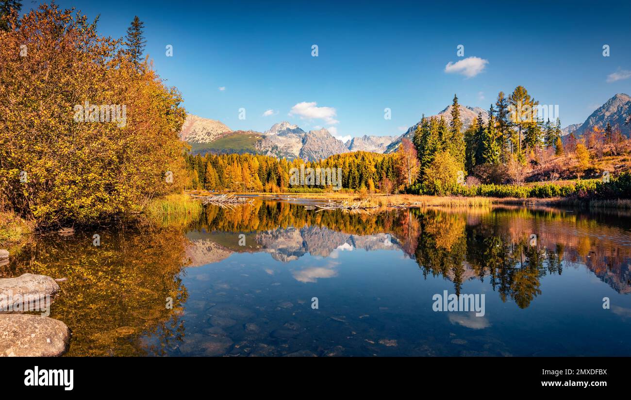 Beautiful autumn scenery. Calm morning view of Strbske pleso lake ...