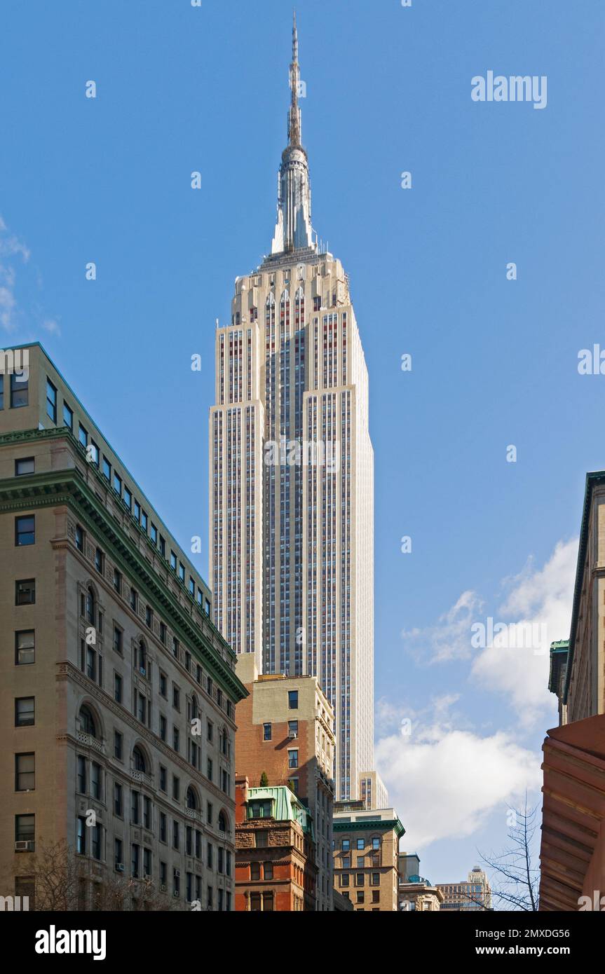 Capturing the iconic Empire State Building's Art Deco crown against the ...