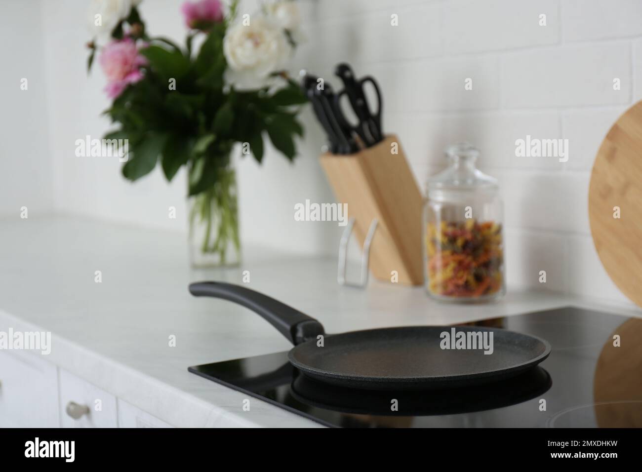 Crepe stove hi-res stock photography and images - Alamy