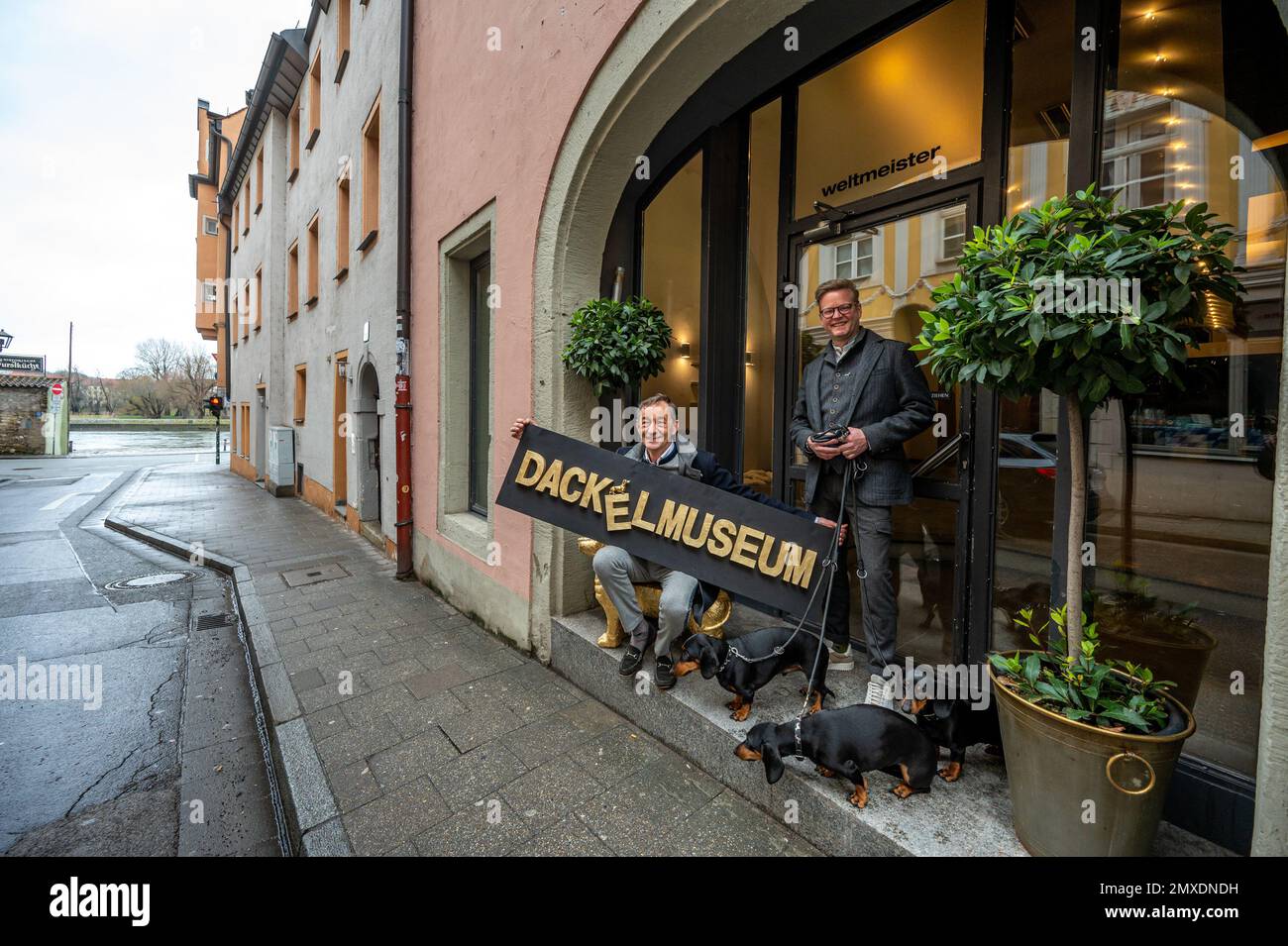 Regensburg, Germany. 03rd Feb, 2023. Seppi Küblbeck (l) and Oliver ...