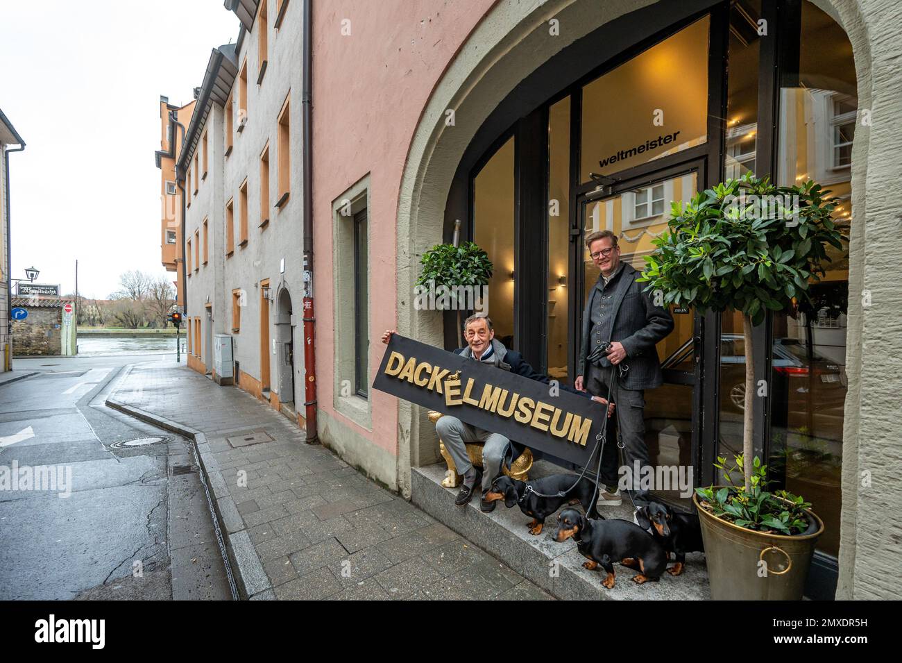 Regensburg, Germany. 03rd Feb, 2023. Seppi Küblbeck (l) and Oliver ...