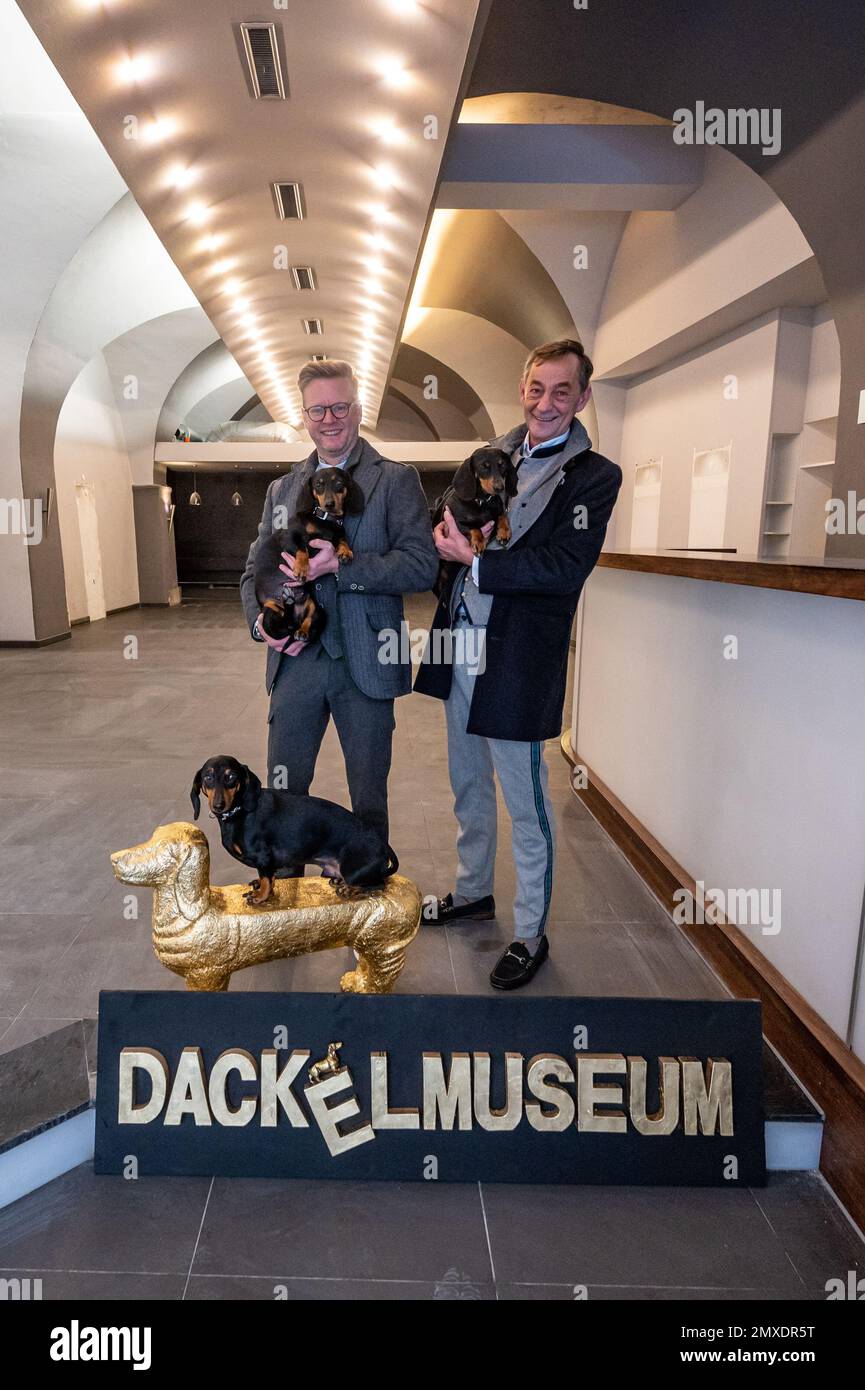 Regensburg, Germany. 03rd Feb, 2023. Seppi Küblbeck (r) and Oliver ...