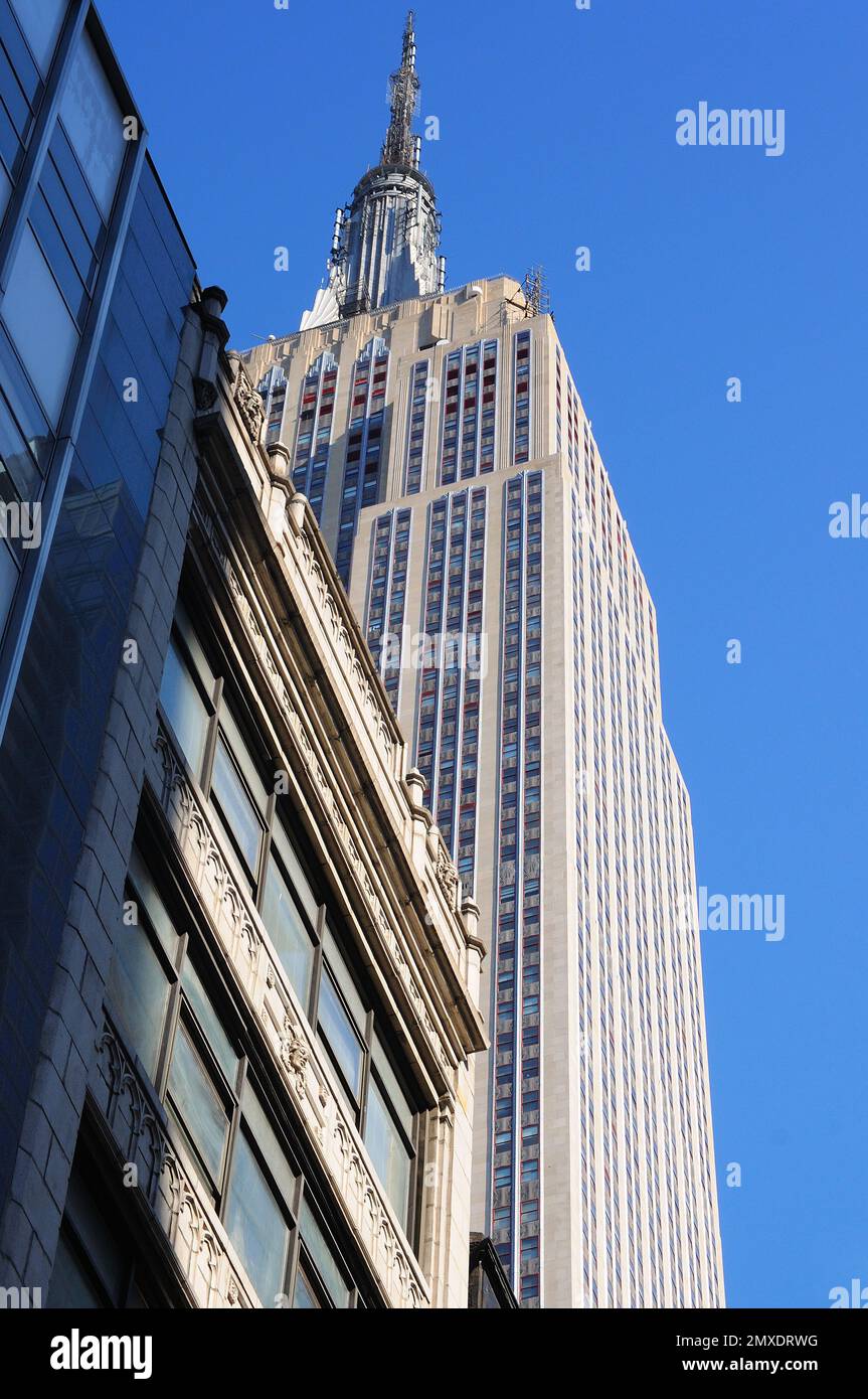 Capturing the iconic Empire State Building's Art Deco crown against the ...