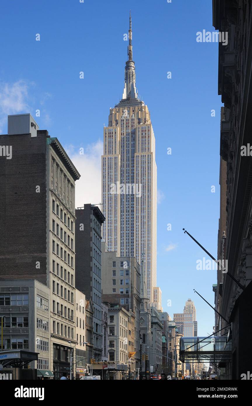 Capturing the iconic Empire State Building's Art Deco crown against the ...