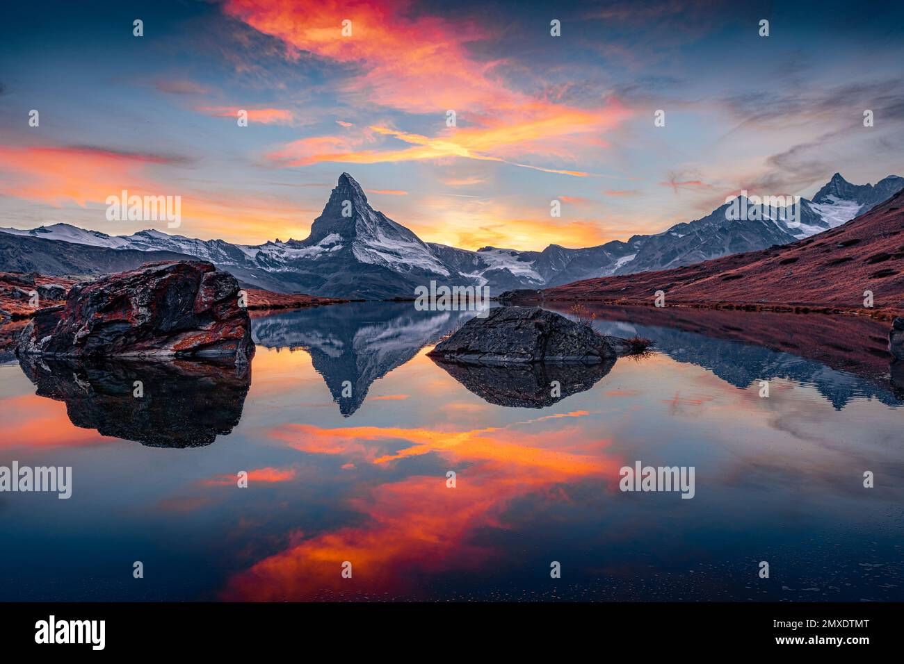 Dramatic Alps scenery. Exciting morning view of Stellisee lake with ...