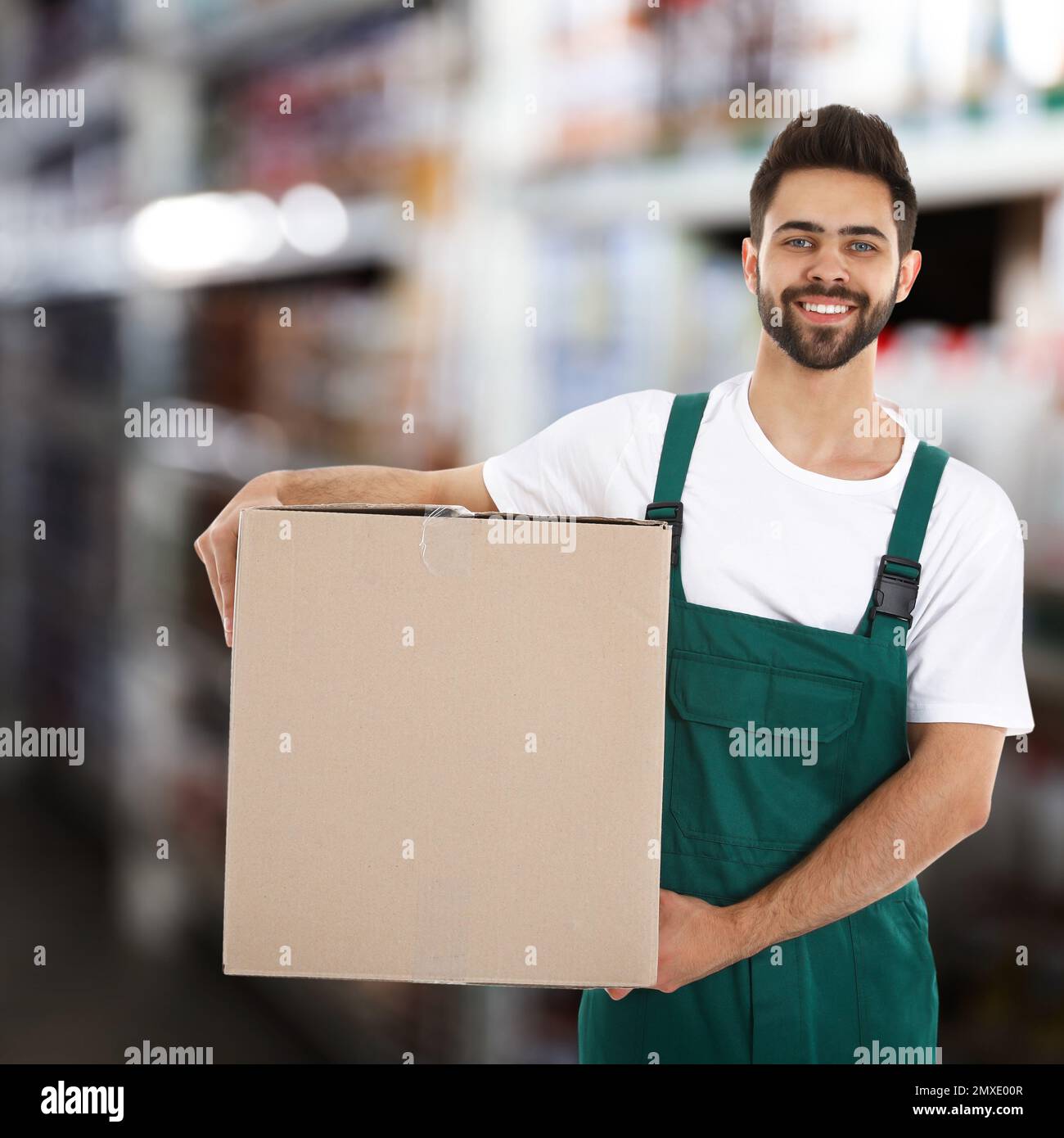Store employee wearing uniform hi-res stock photography and images - Alamy