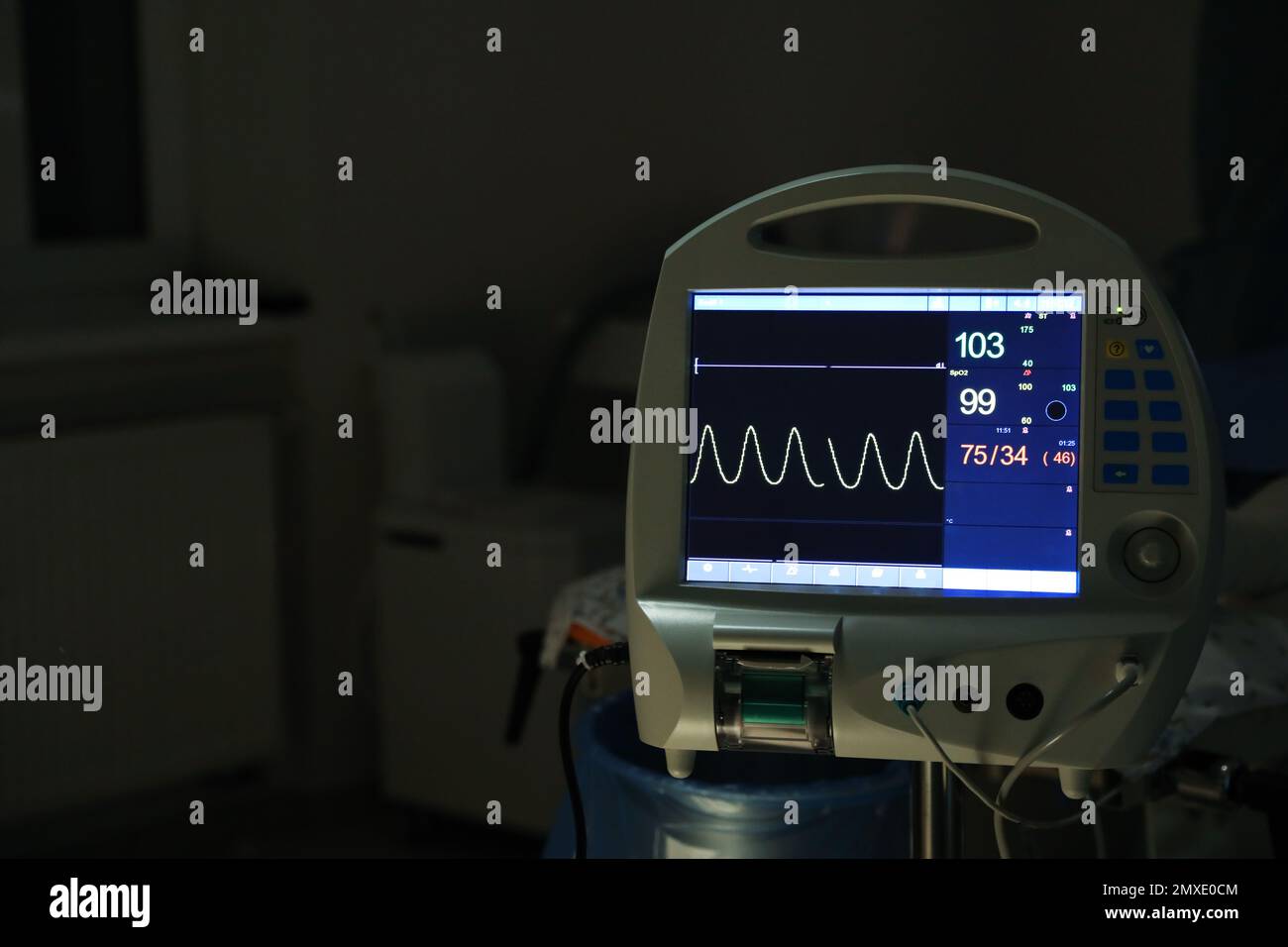 Medical heart rate monitor in surgery room Stock Photo - Alamy