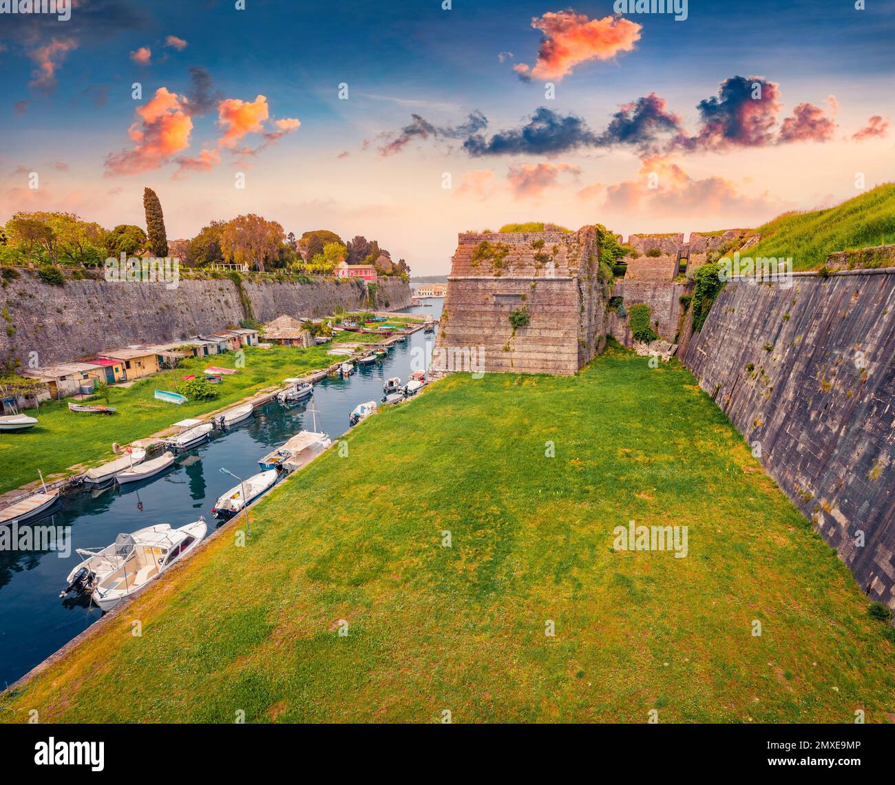 Captivating summer view of Old Venetian Fortress (Paleo Enetiko Frourio ...