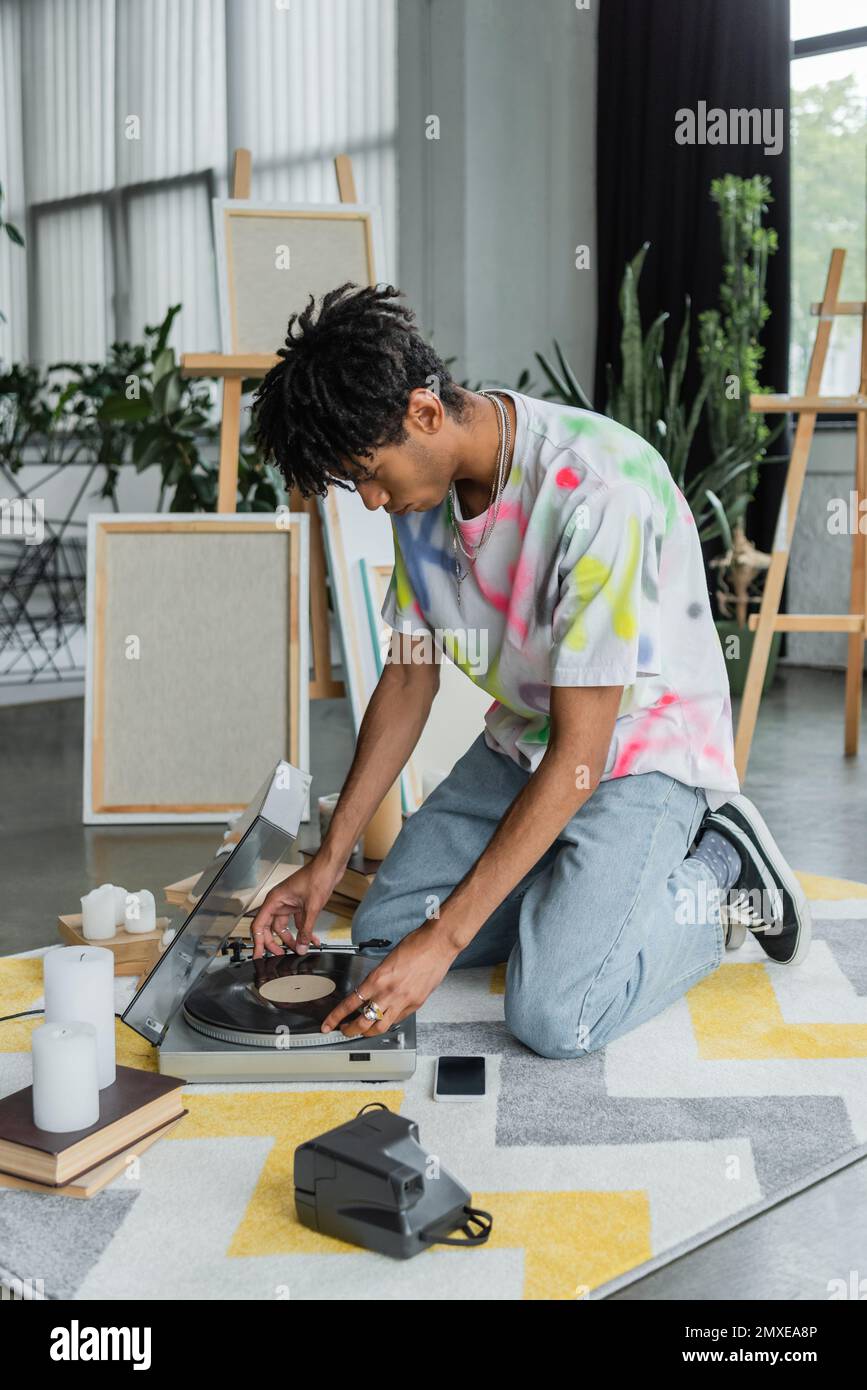 African american record player hi-res stock photography and images - Alamy