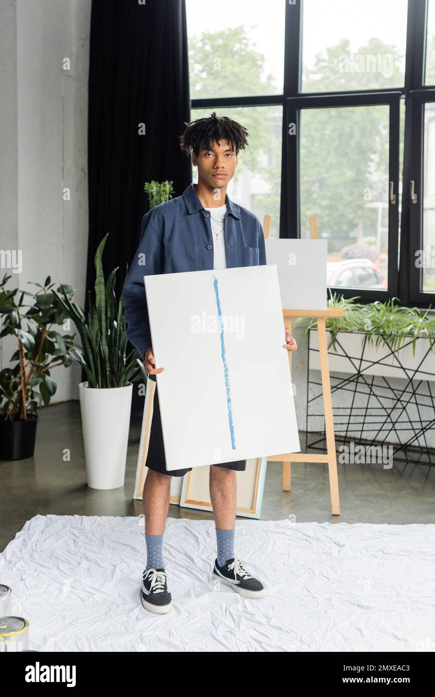 Artist holding painting hi-res stock photography and images - Alamy
