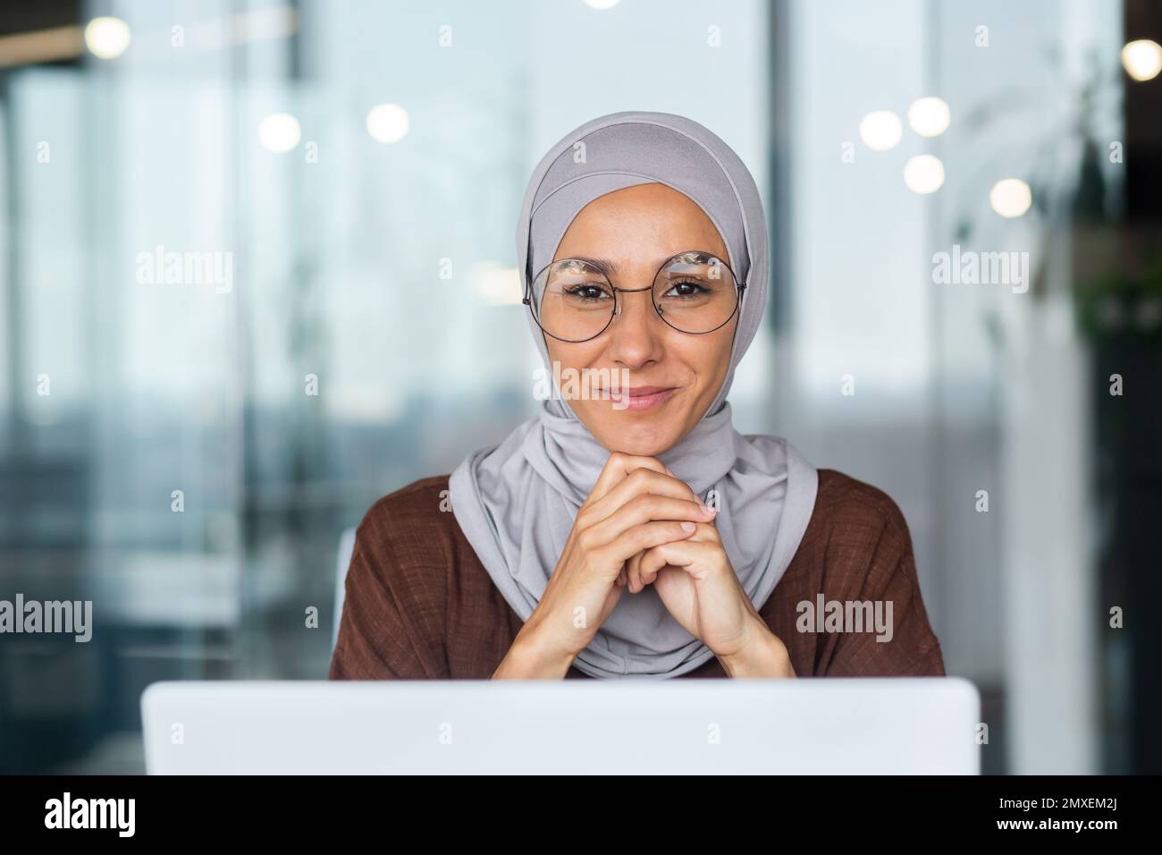 Portrait of young business woman in hijab, muslim woman close up ...