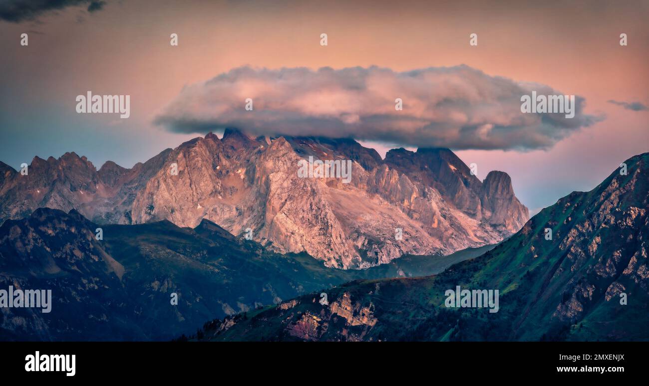 Dramatic sunrise on Giau pass. Amazing summer scene of Dolomite Alps ...