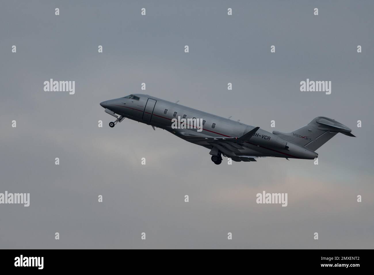 Challenger 350 in flight hi-res stock photography and images - Alamy