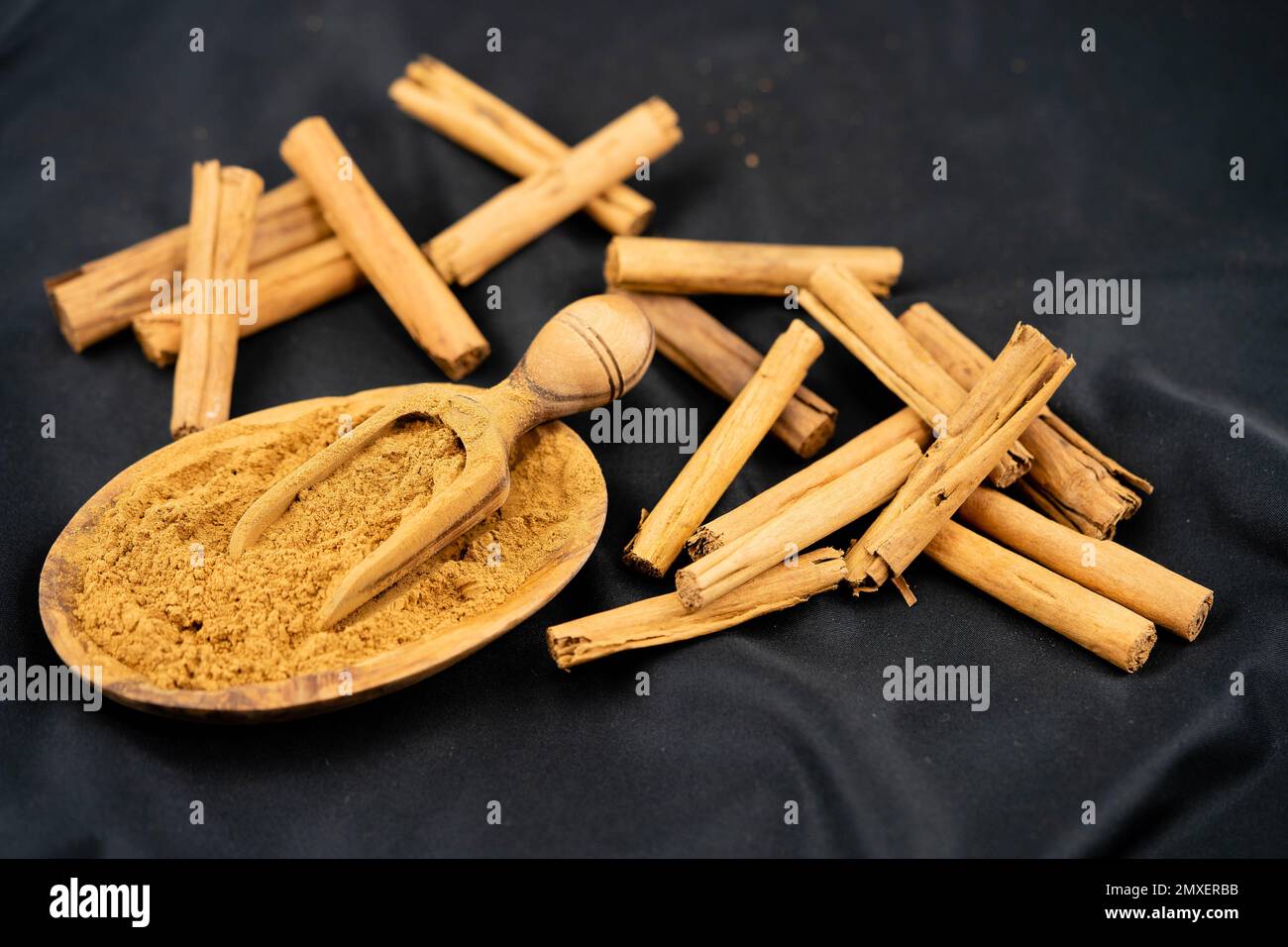 dried cinnamon sticks and powder Stock Photo - Alamy
