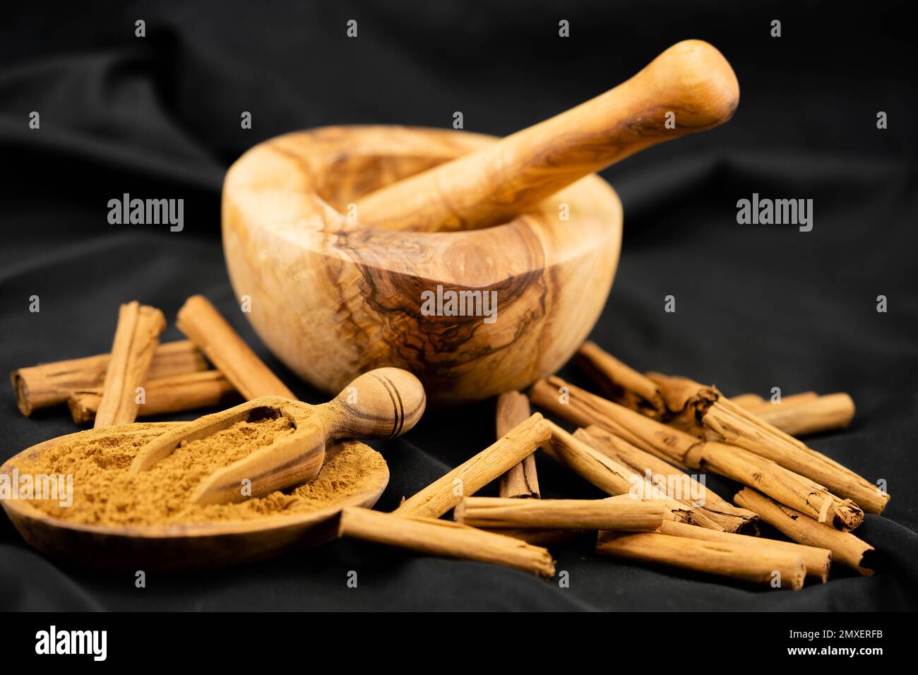 dried cinnamon sticks and powder Stock Photo - Alamy