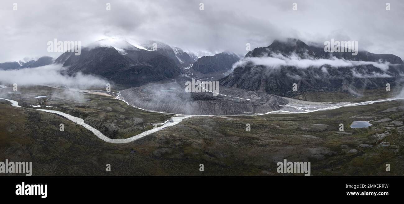 Akshayuk Pass, Auyuittuq National Park landscape view. Baffin Mountains ...