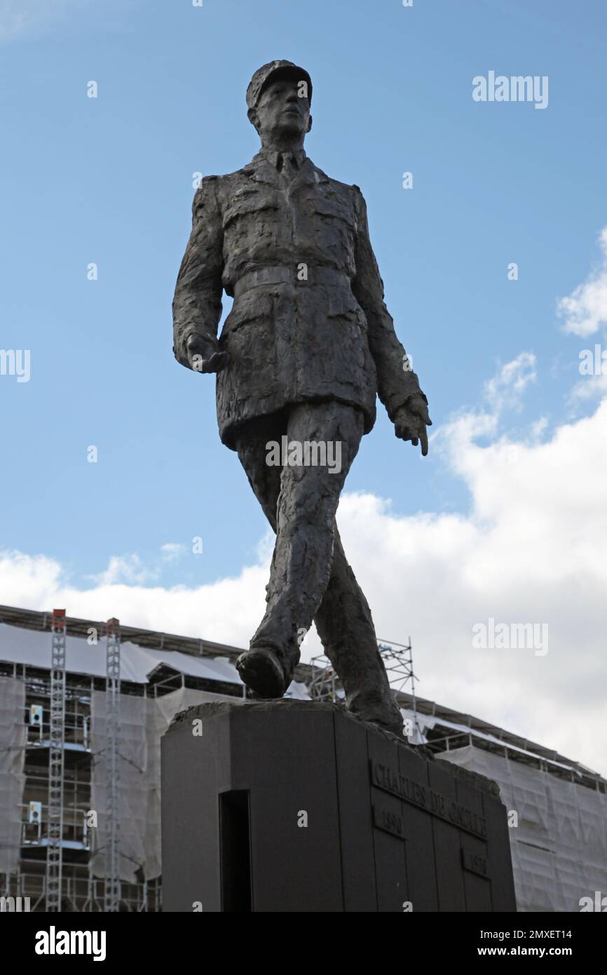 Statue of General Charles de Gaulle by Jean Cardot, Avenue de Marigny ...