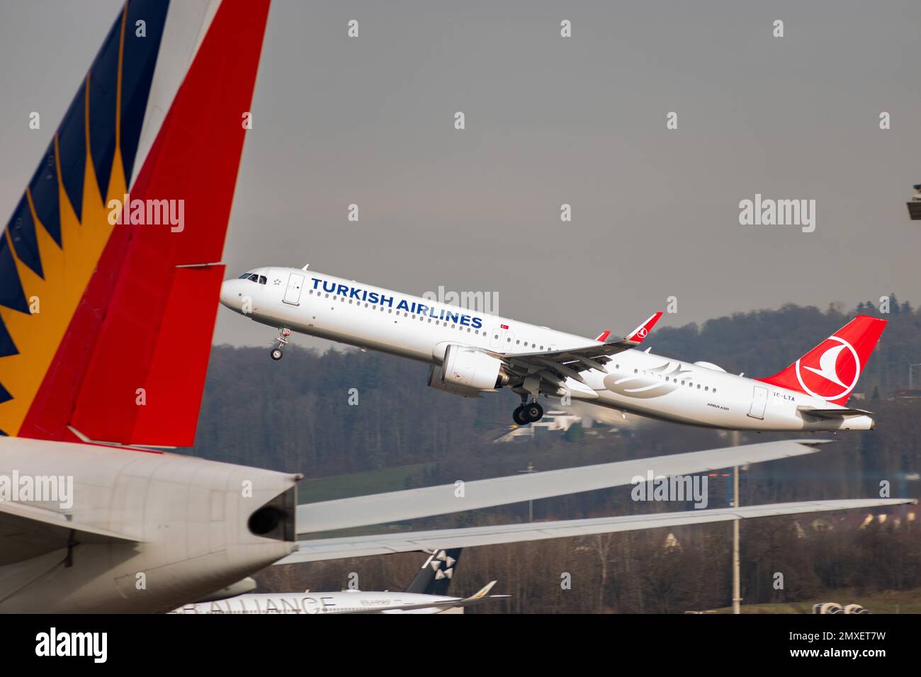 Turkish airlines airbus a321 neo hi-res stock photography and images ...
