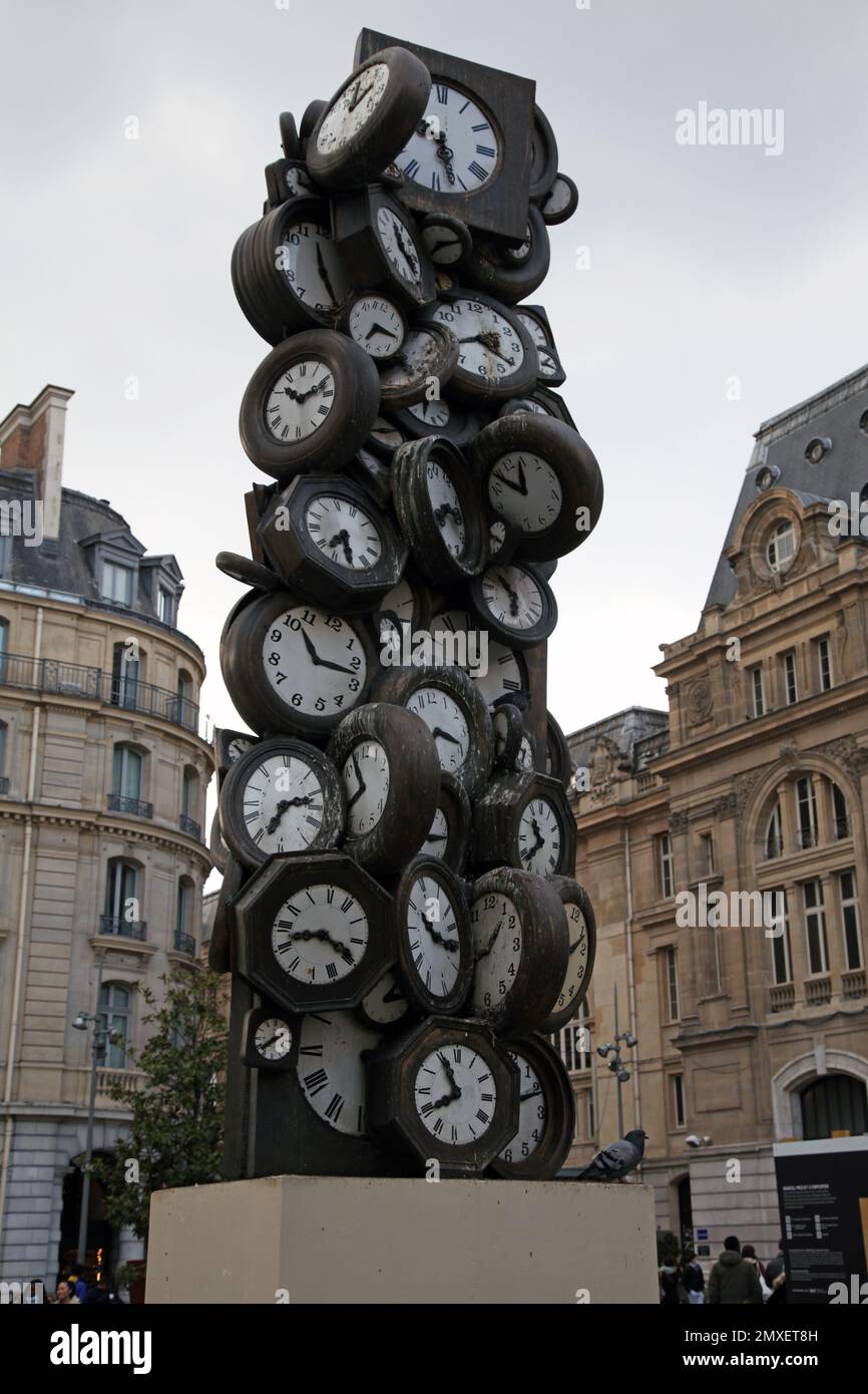 Heure de tous clocks statue by Arman-Armand Fernandez, Paris, France ...