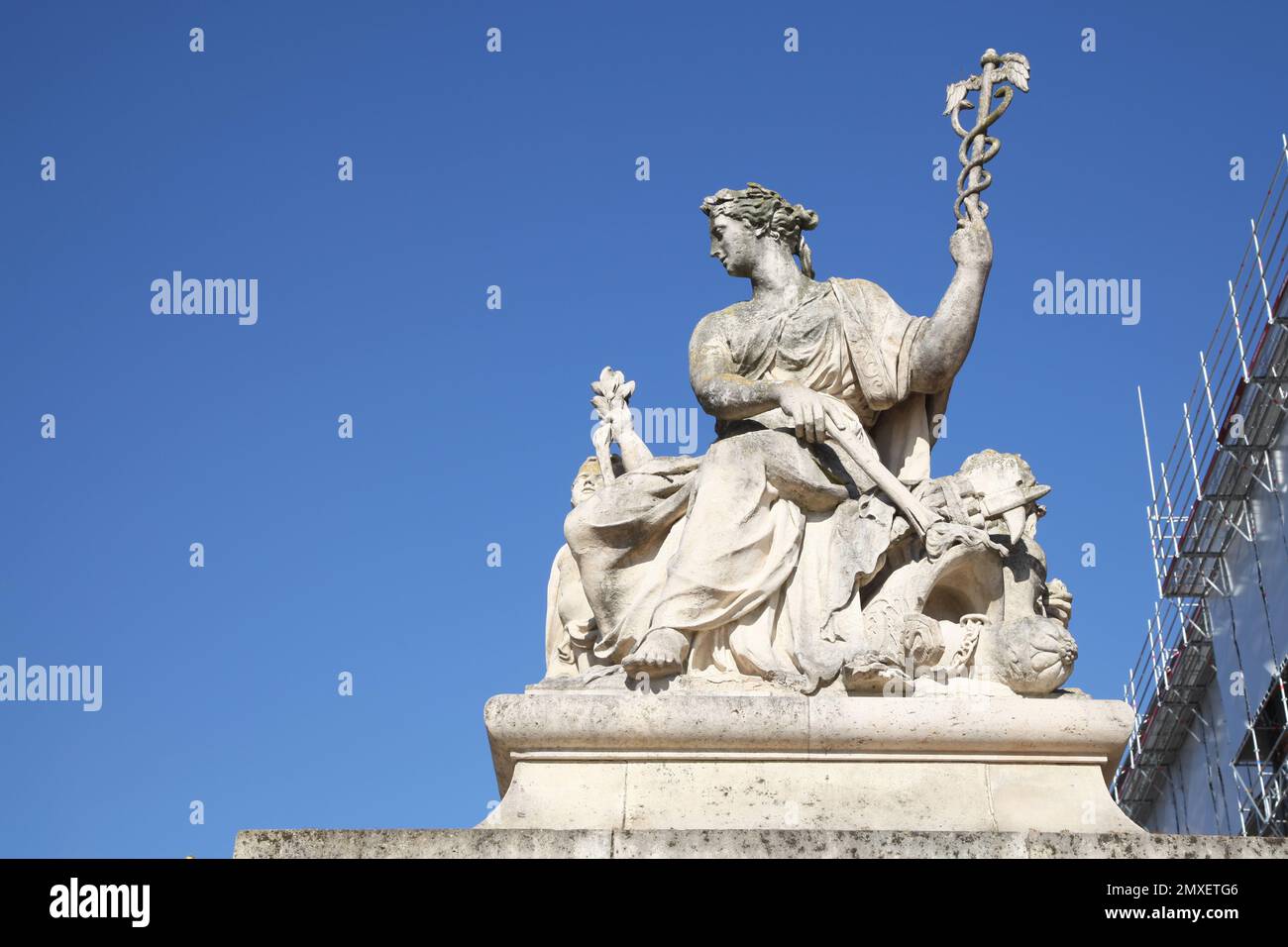 Palace versailles statues hi-res stock photography and images - Alamy